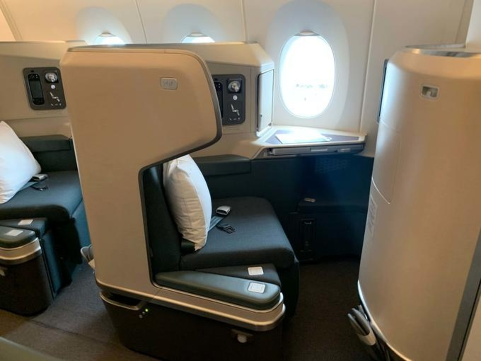 A Guide to Flying Business Class with Cathay Pacific | Flight Centre UK