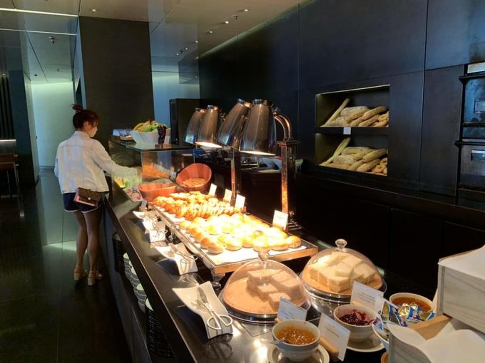 A Guide to Cathay Pacific's Hong Kong Lounges | Flight Centre UK
